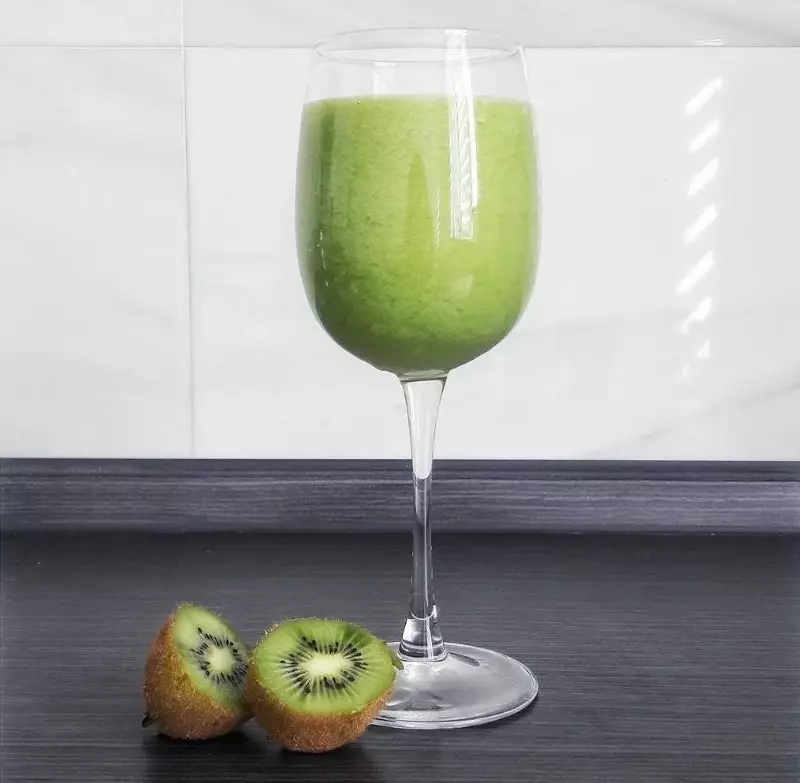 Juice fra grønnsaker og frukt som trenger å drikke for å opprettholde huden på huden