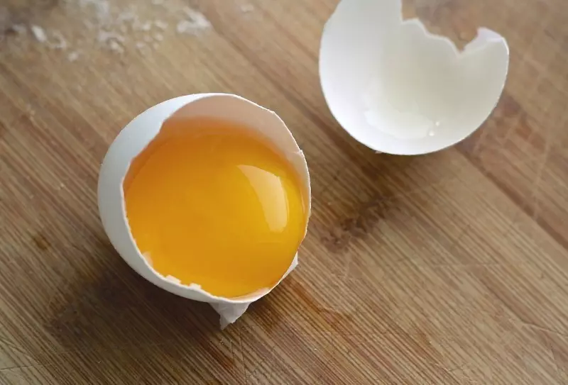 Wie man das Ei brechen kann: Du brauchst kein Messer