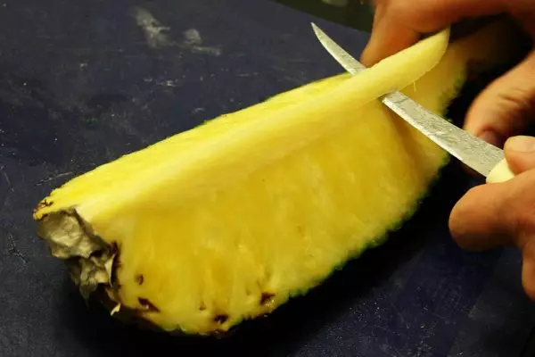 Skære kernen i ananas