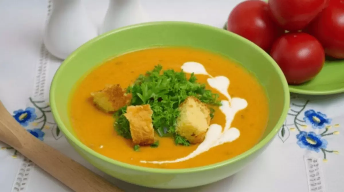 Soup with greens, crackers and sour cream
