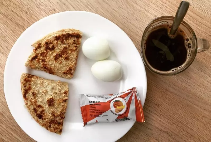 4 دستور العمل ساده از پنکیک های جو دوتایی برای صبحانه: سریع، خوشمزه و مفید 3856_2