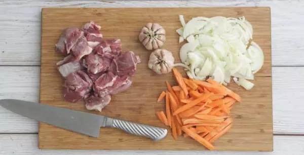 Aglio e carne a fette, cipolle, carote