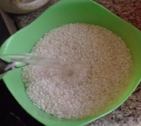 Lavado de arroz con auga e inmersión
