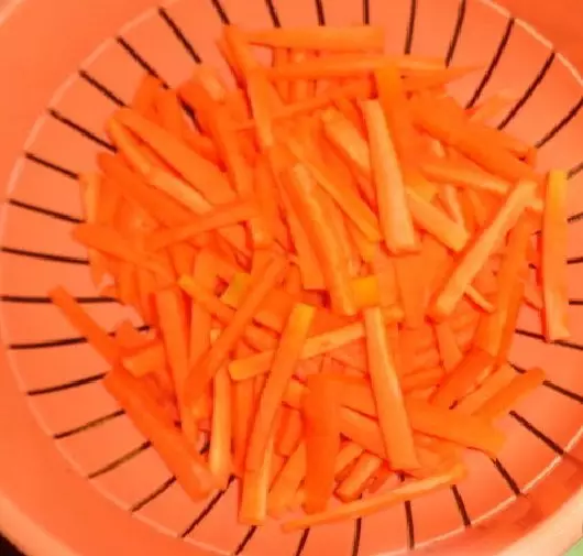 कटा हुआ मध्यम स्ट्रॉ गाजर