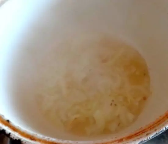 Oignons et huile dans une casserole
