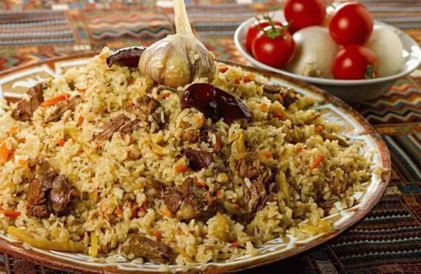 Uzbekų pilaf patiekalas