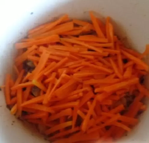 Carrot alang sa pillion nga adunay pana ug karne