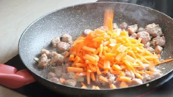 胡萝卜用肉在锅里