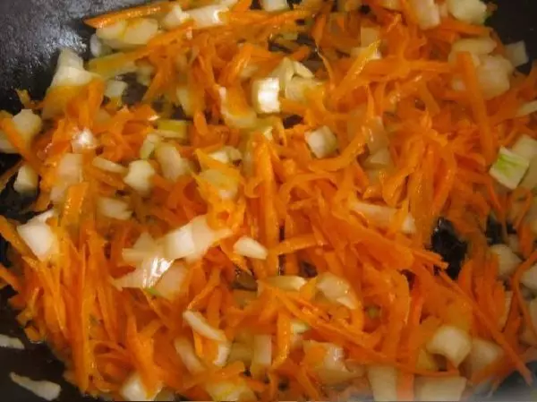 Louk with carrots in a pan