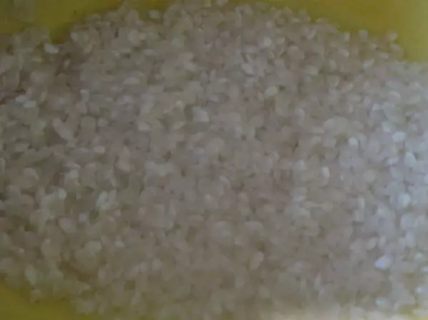 Vasket ris i en skål