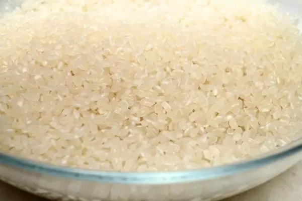 접시에있는 plov를위한 쌀