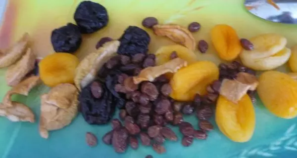 Kurika, raisins, prunes lan woh-wohan garing liyane
