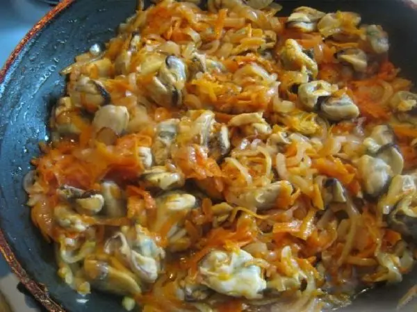 Cómo cocinar pilaf con mejillones y verduras en una sartén.