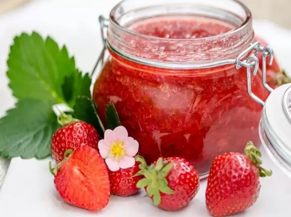 Hoe jelly van aardbeien voor de winter te koken: recepten met foto's