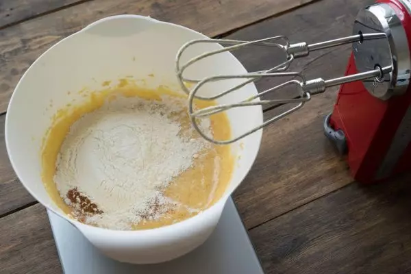 小麦粉在一个碗里用油性蛋混合物面团