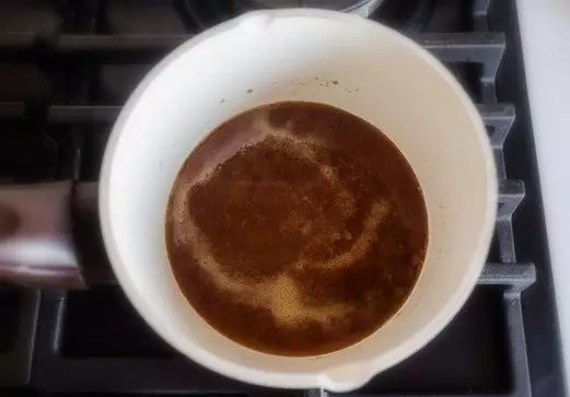 Karamel vyrobený z cukru a vody v malej kapacite na sporáku