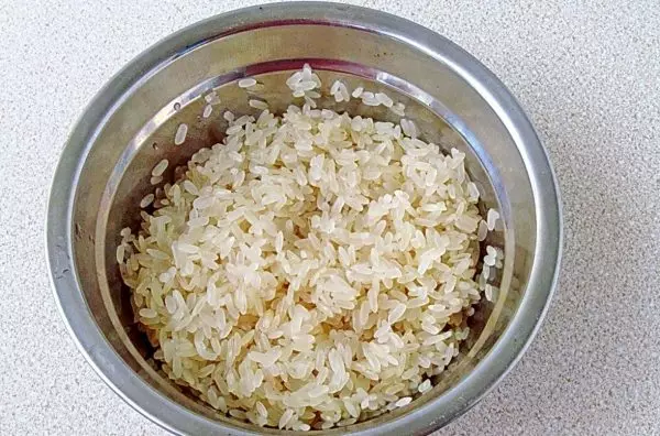 دھاتی colander میں چاول