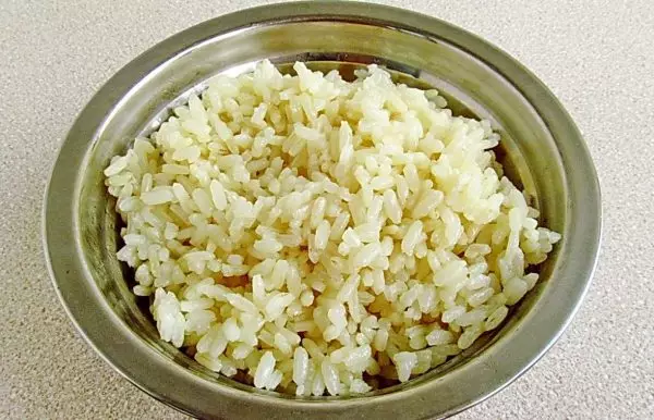 دھاتی colander میں ابلا ہوا چاول