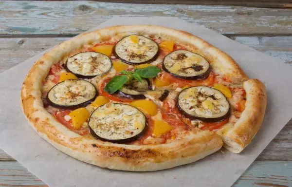 Pizza prête avec remplissage de légumes et oeuf au lieu de fromage