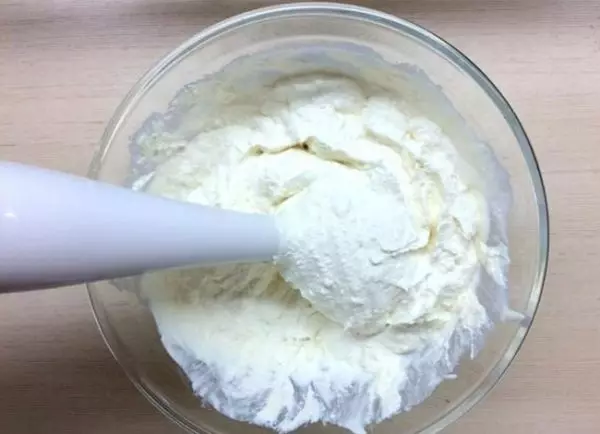 Ukubetha i-cream emuncu nge-cottage cheese
