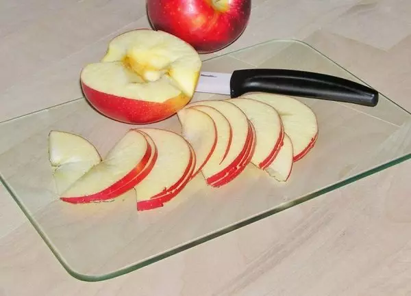 Pokrojone jabłka.