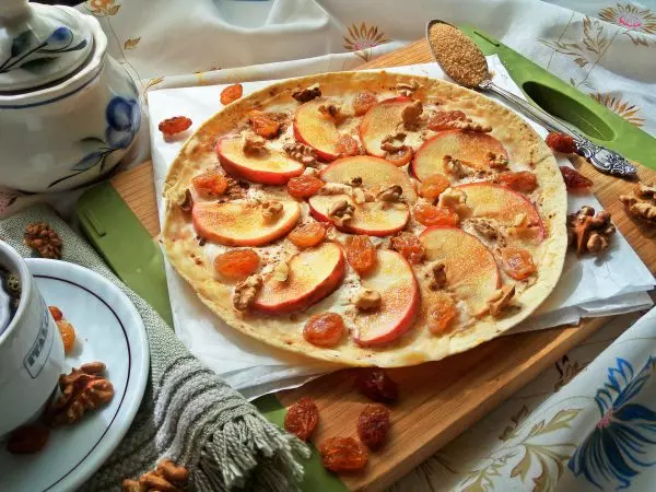 Заврши јаболката пица со мешавина од кисела павлака наместо сирење