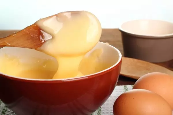Mayonez və toyuq yumurtaları