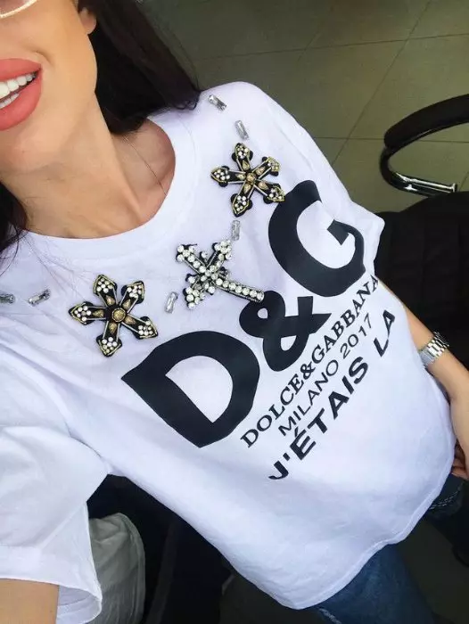 Logo d & g pada t-shirt