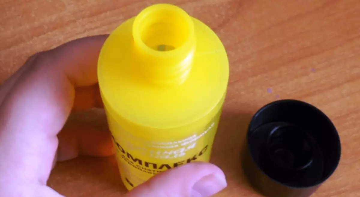 Żółta butelka z lakierem upłynniczym