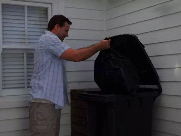 رجل يرمي القمامة