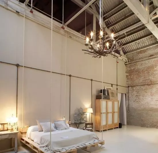 Lit de palettes à l'intérieur du loft