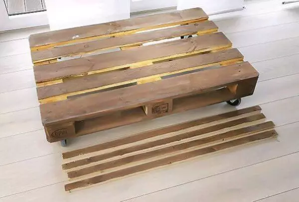 Pallet ma rollers.