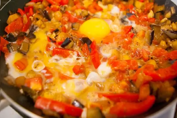 Scrambled अंडे के साथ सब्जियां
