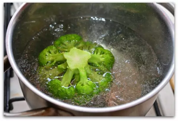 Broccoli sa tubig