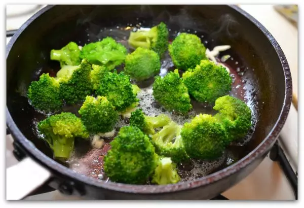 Broccoli in una padella