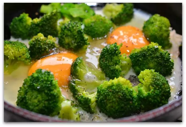 Fried eggs from broccoli