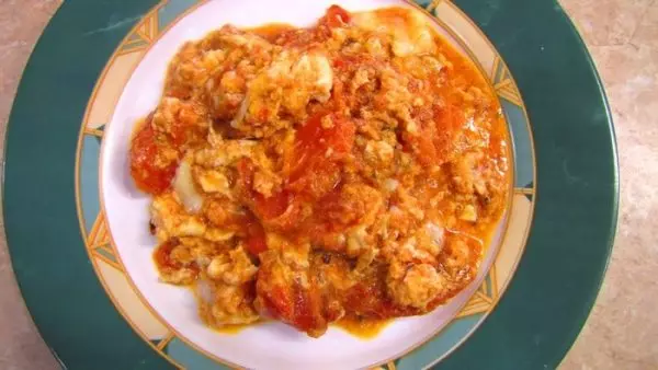 Uova fritte con pomodori in un piatto