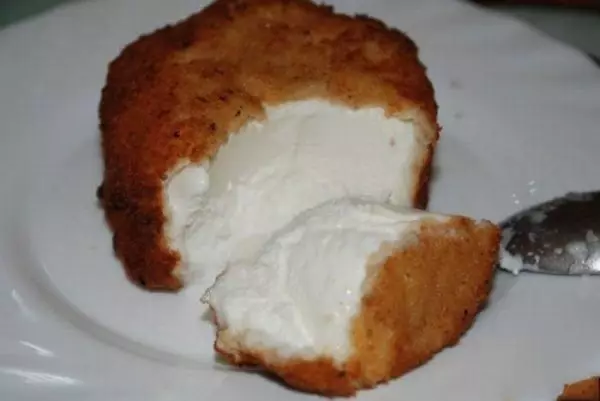 Crème glacée frite sur une assiette