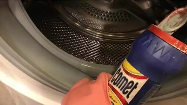 Cometa en polvo para limpiar la lavadora.