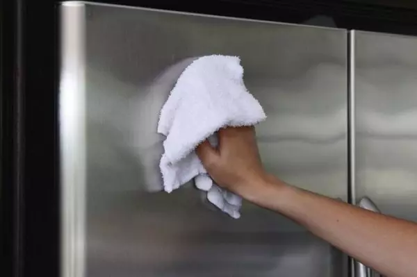 Odstranitev obtičalnega sira hladilnikov