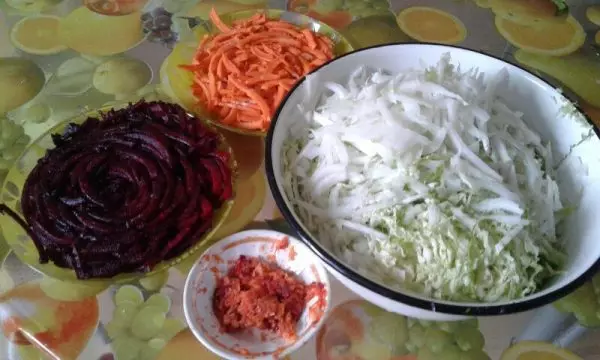 Pjaustytos daržovės ir ūminis mišinys Korėjos sauer lovoms ant stalo