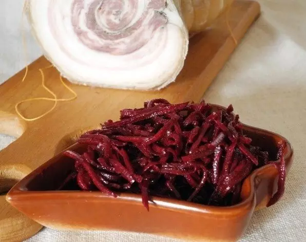 Кореялык салат идишке жыгач кесүү тактасы жана эт тоголок