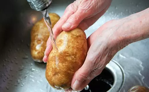 So saubere Kartoffeln, roh und gekocht (in Uniform), Messer und ohne IT + Foto und Video
