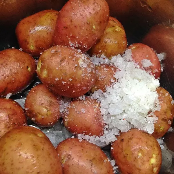 Paglilinis ng Young Potato Salt.