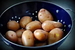 बटाटे धुणे