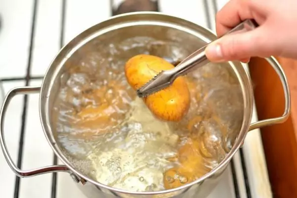 Fjernelse af kartofler af kogende vand