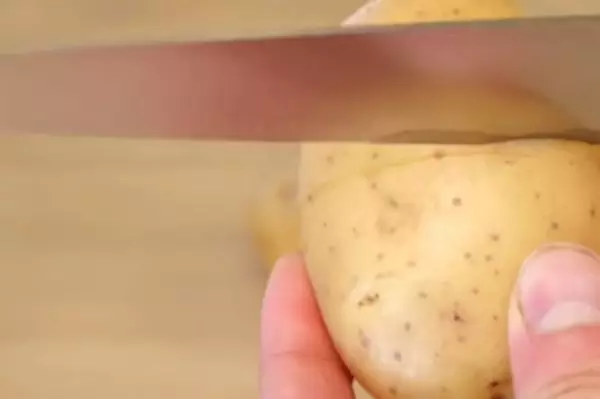 Udfører et cirkulært snit på ost kartoffel