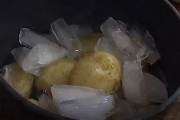 Køling kartofler med koldt vand