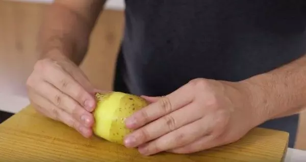Nettoyage de pommes de terre bouillies avec les mains