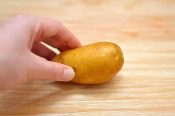 Картофена тубато, разположена успоредно на ръба на горната част на масата